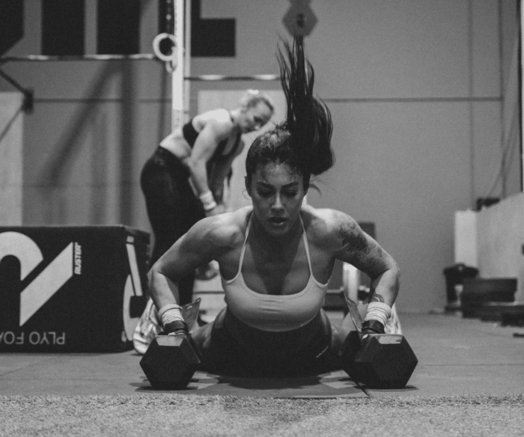 Press inclinado con mancuernas: Ejercicio, beneficios, tips y más